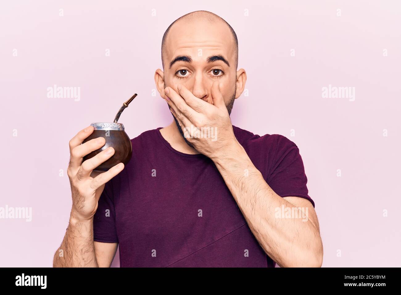 Jeune homme bald beau buvant le compagnon boisson infusion boisson ...