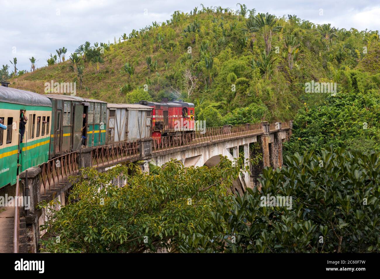 Le train de la jungle sur le chemin de Manakara en traversant des ponts ...