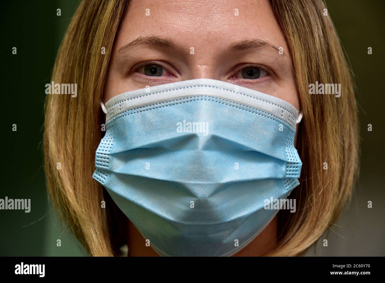 Le masque chirurgical de FRSM ou de fluide est modélisé par un employé ...