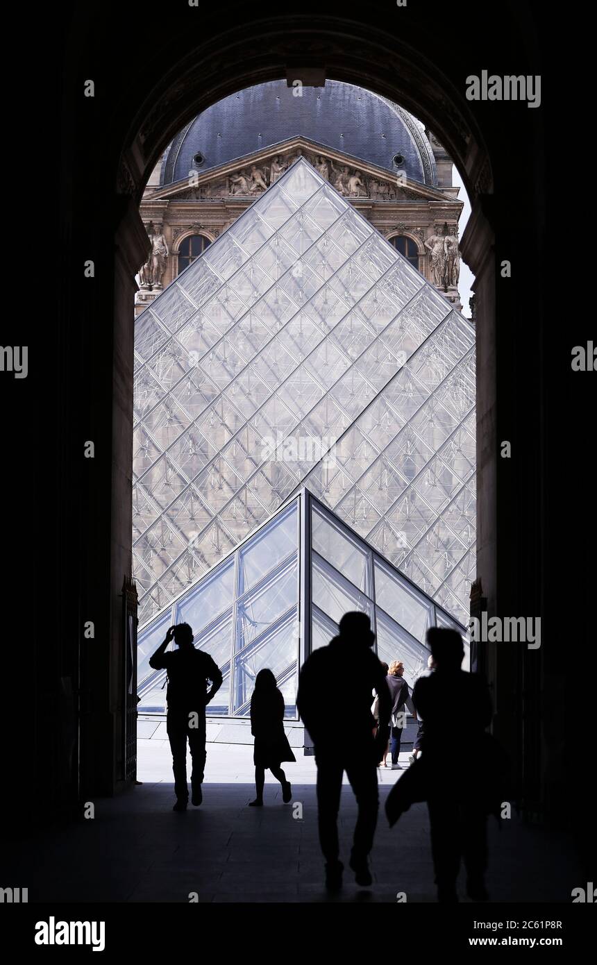 Louvre avant pyramide Banque de photographies et d’images à haute ...
