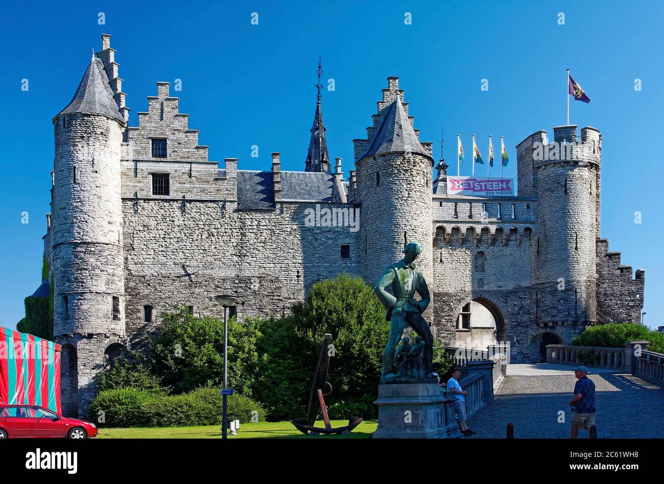 Le Steen; ancien château en pierre, 1200; tourelles, drapeaux ...