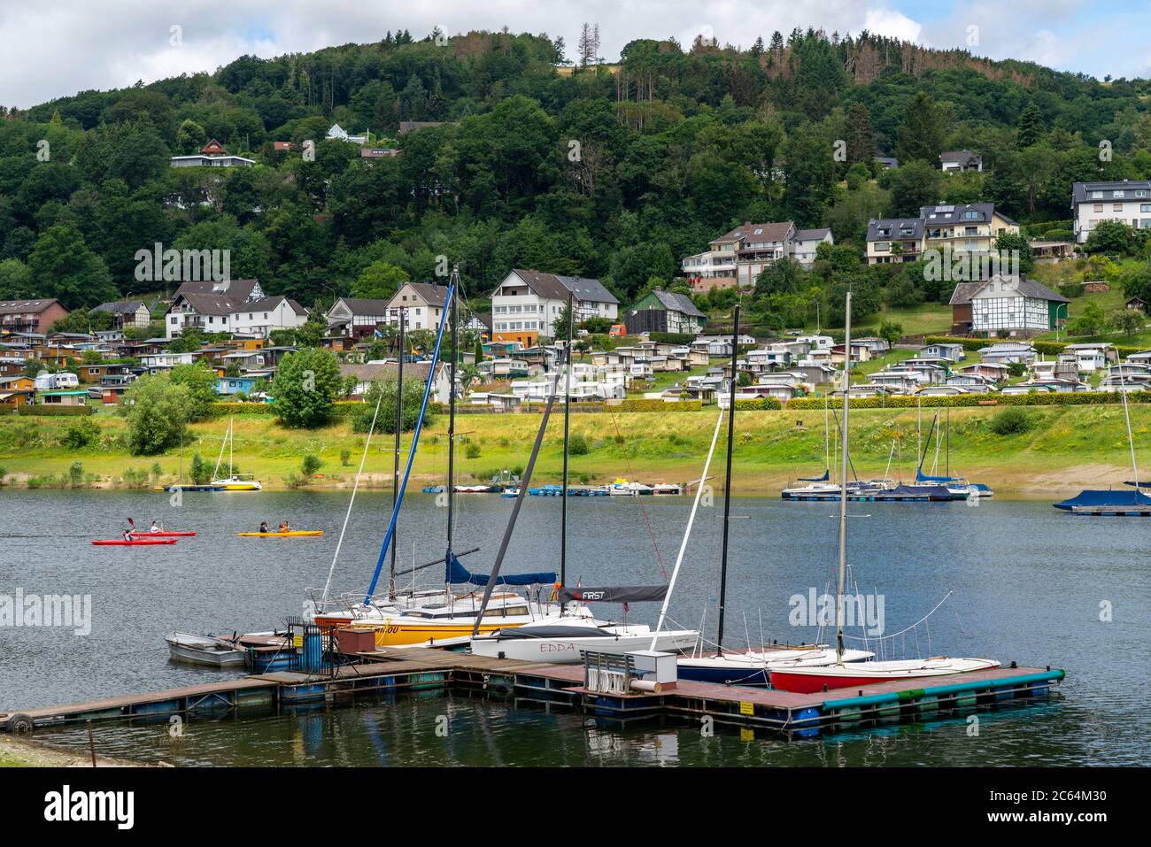 Lac de Rursee, un réservoir, le village de Woffelsbach, terrain de ...