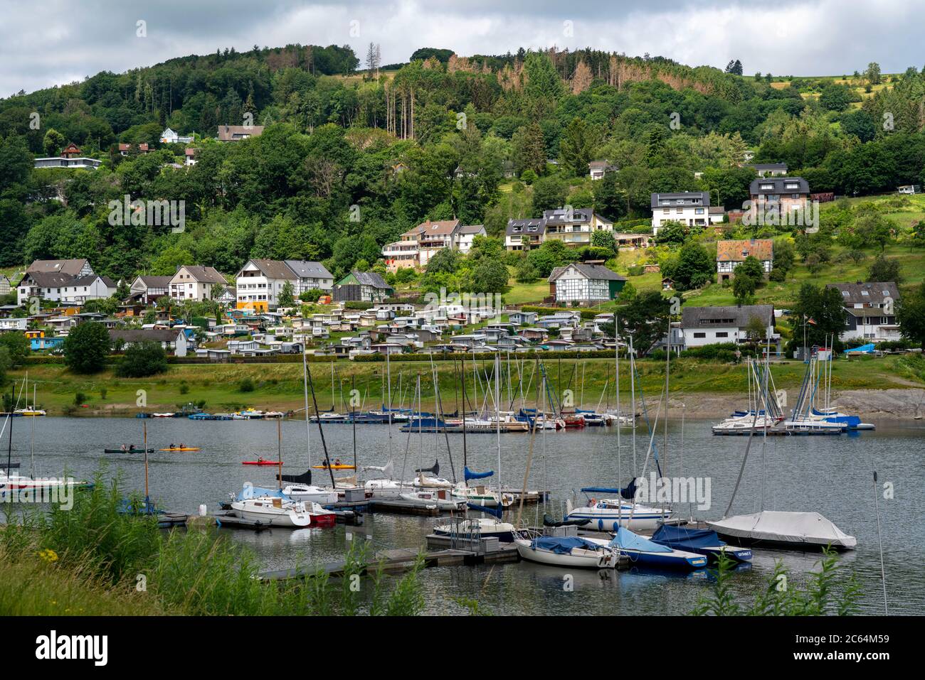 Lac de Rursee, un réservoir, le village de Woffelsbach, terrain de ...