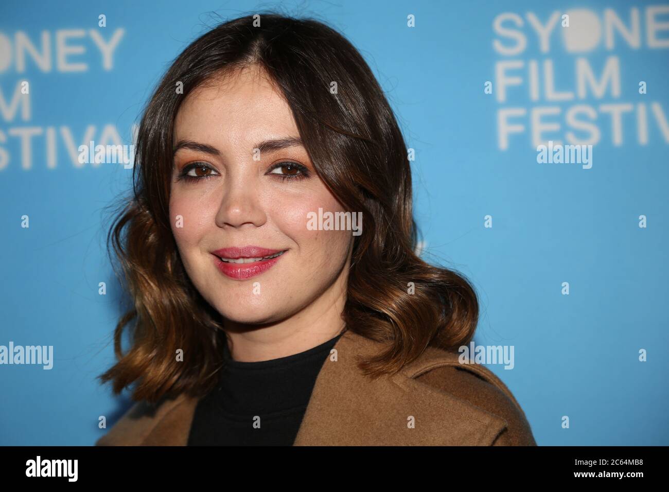 L'actrice lauréate du prix Logie Emma Lung (The Straights, Crave ...