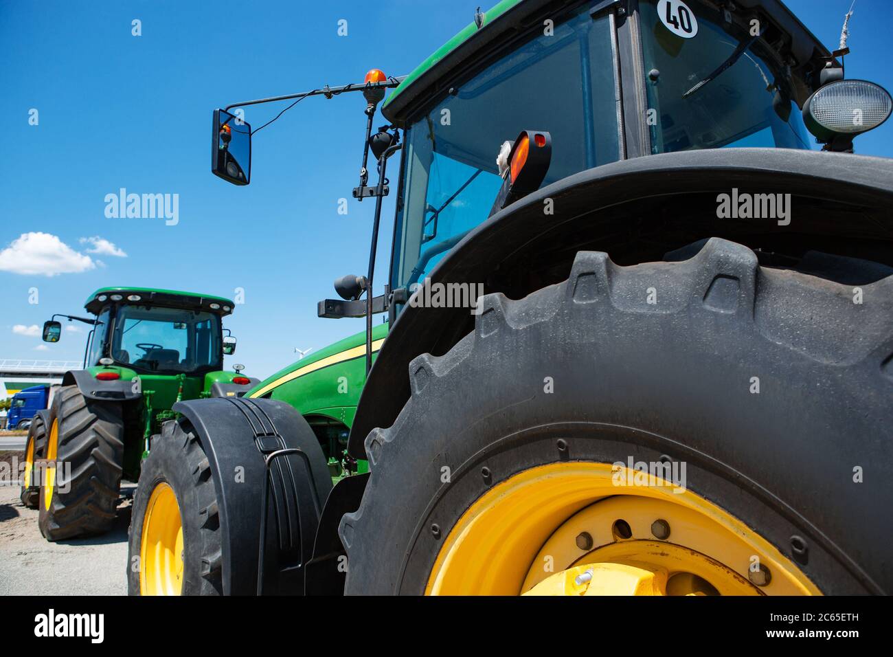 Tracteur moderne professionnel, moissonneuse-batteuse dans un champ ...