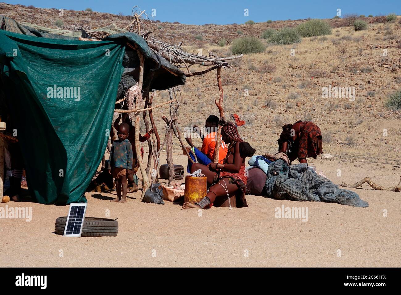 Famille dans une simple cabane Banque de photographies et d’images à haute résolution - Alamy
