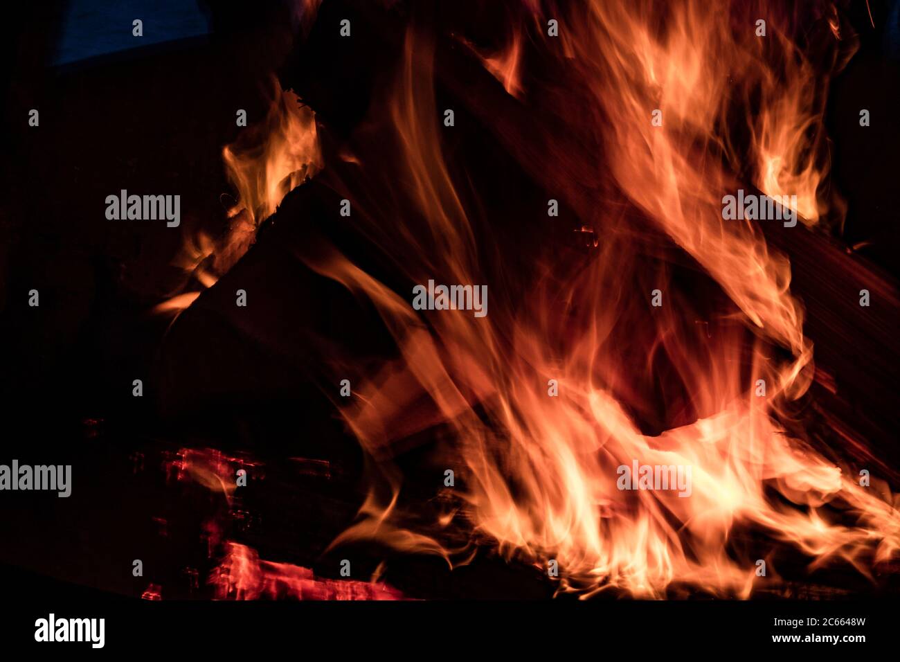 Feu de bois ouvert Banque de photographies et d’images à haute ...