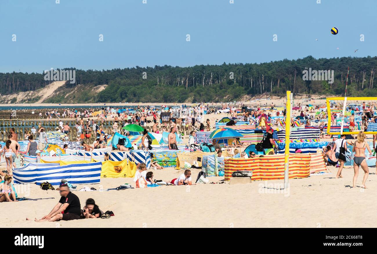 Pologne, station balnéaire Baltique Ustka, Stolpmünde, plage de ...