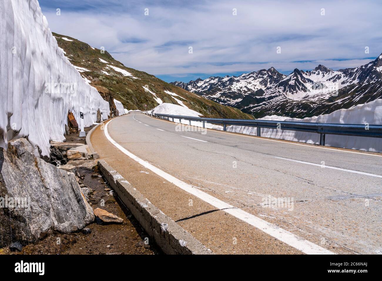 Montagne nufenen pass route neige suisse Banque de photographies et d ...
