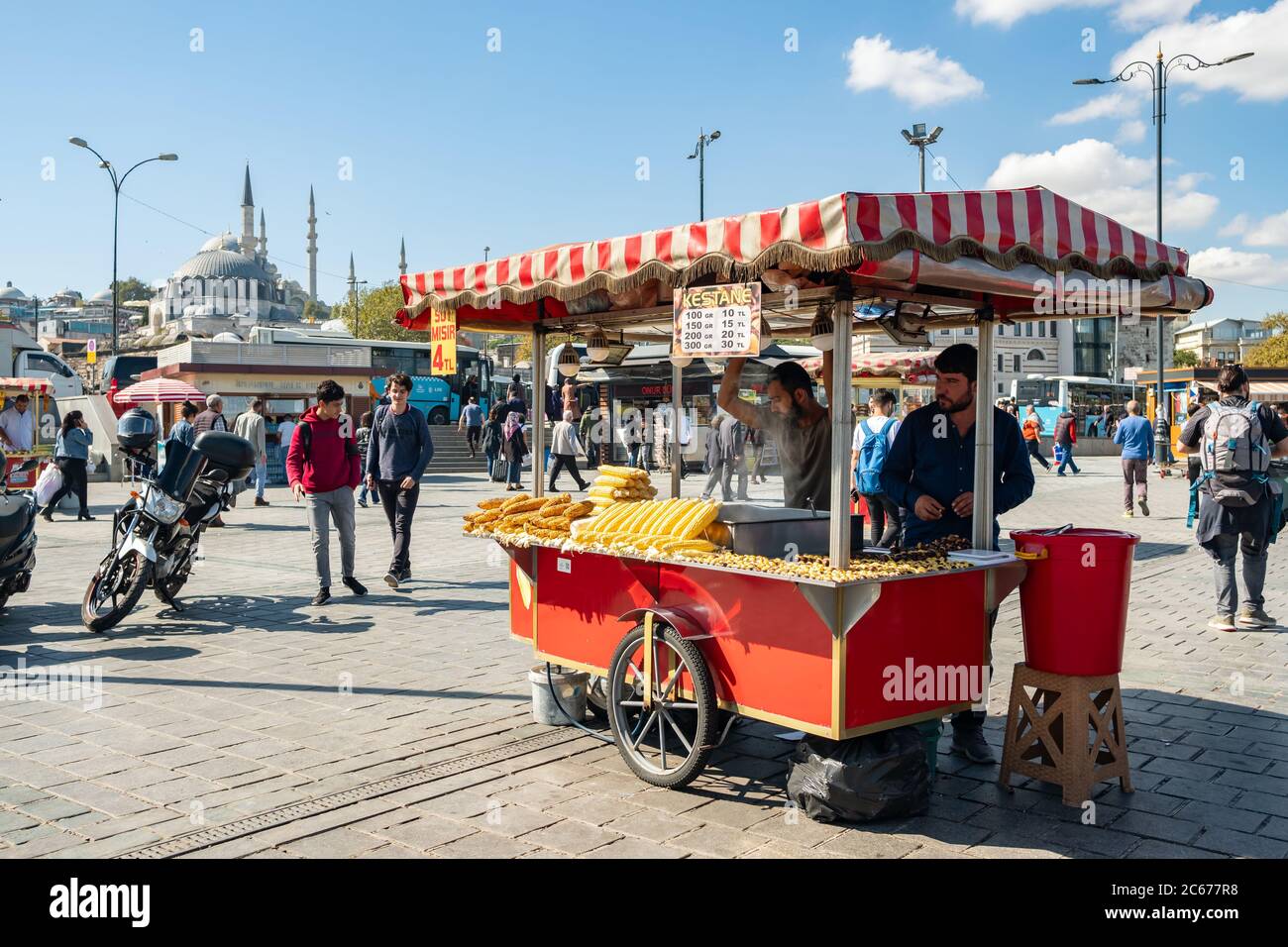 Chariot traditionnel de vente de châtaignier et de maïs à Istanbul ...
