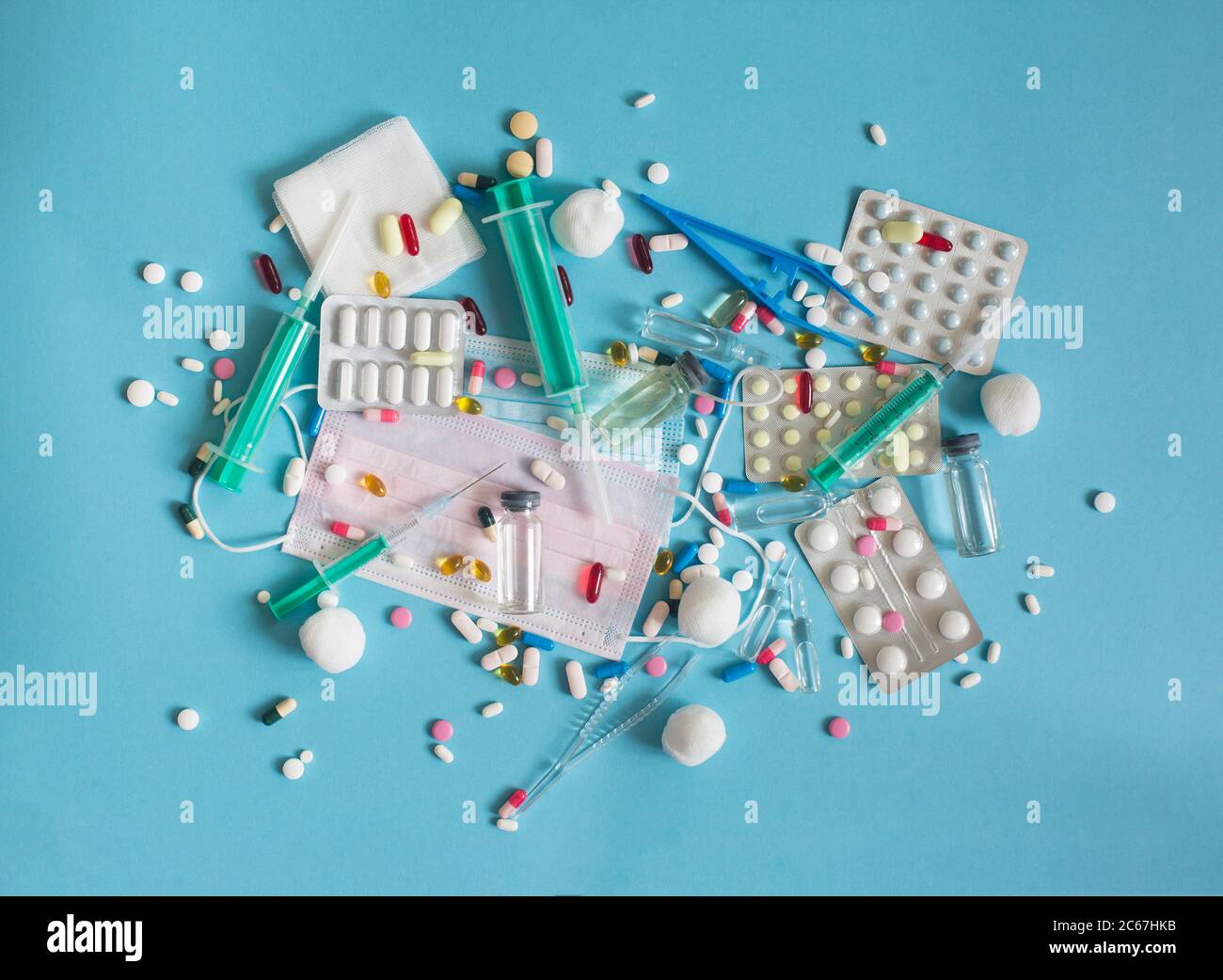 Différents types de médicaments, comprimés, capsules, ampoules et ...