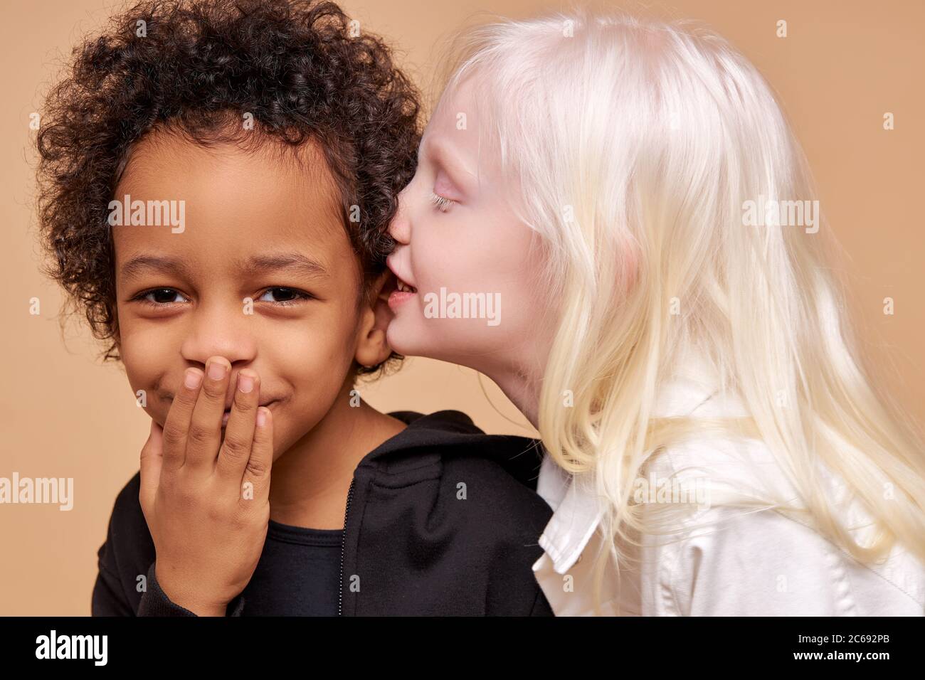 albino fille avec la peau pâle et la couleur blanche des cheveux ...