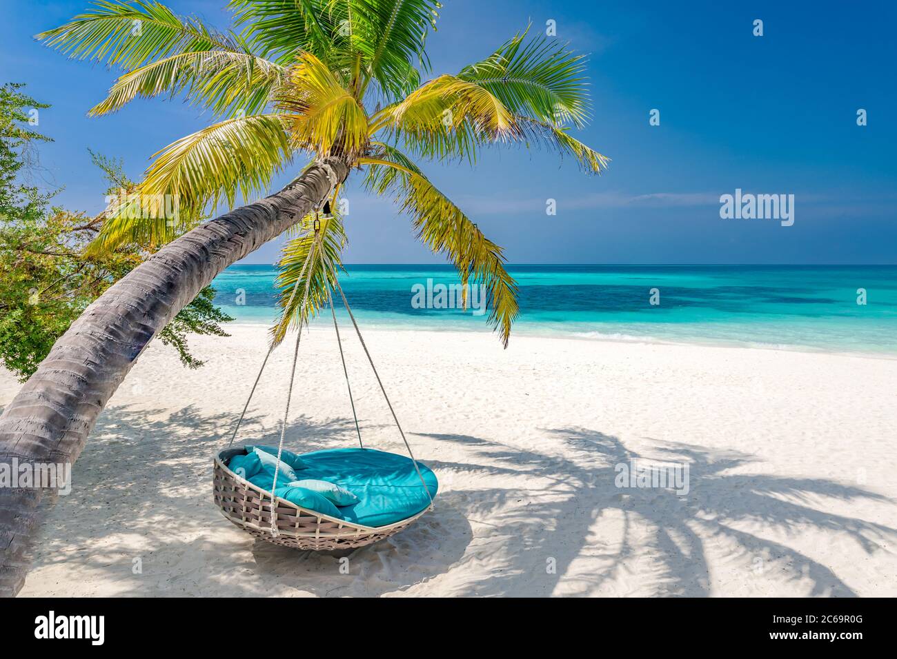 Fond tropical de plage comme paysage d'été avec balançoire de plage ou ...