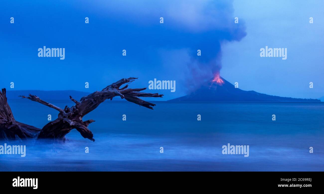 Anak Krakatau Banque d'image et photos - Alamy