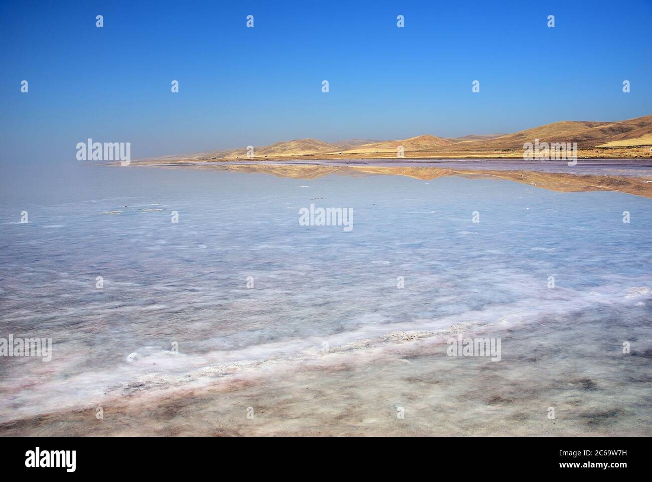 Le lac Tuz ou Tuz Golu est l'un des plus grands lacs salés du monde ...