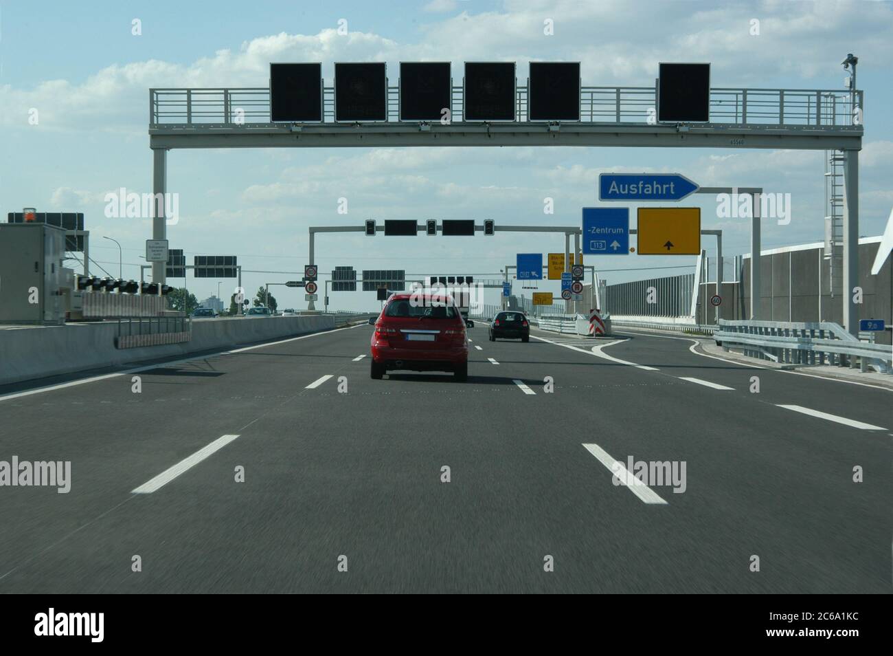 panneaux de signalisation sur l'autoroute à une intersection Photo ...