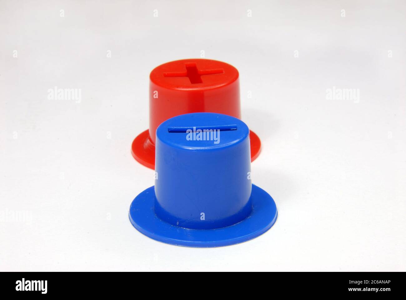 Signer pour plus et moins Banque de photographies et d’images à haute ...