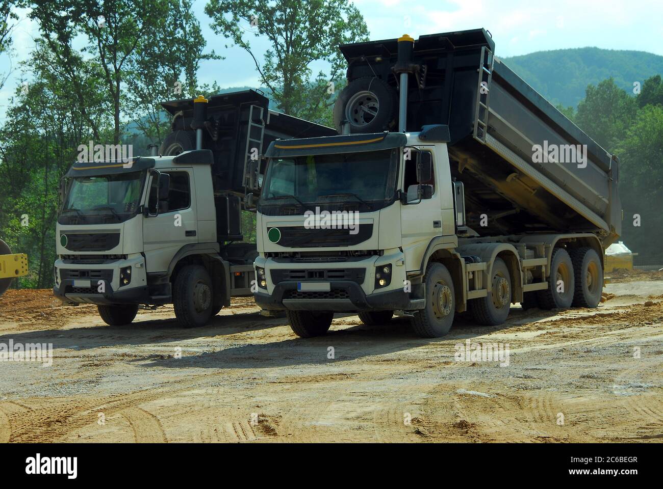 deux grands camions benne basculante en service, deux grands camions ...
