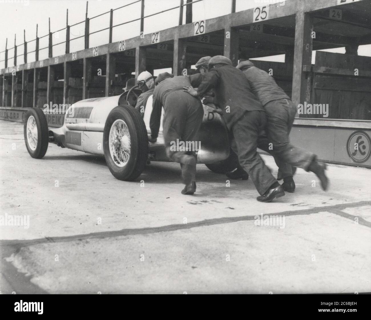 Course automobile - Mercedes Racing team pendant l'entraînement ...