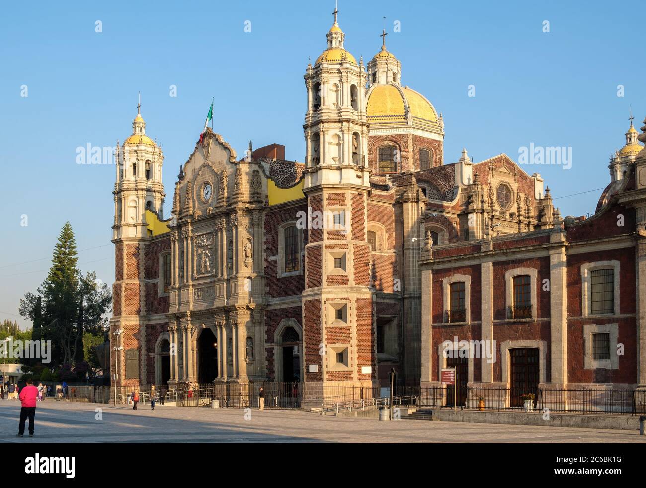 L'ancienne basilique ou notre-Dame de Guadalupe à Mexico, le sanctuaire ...