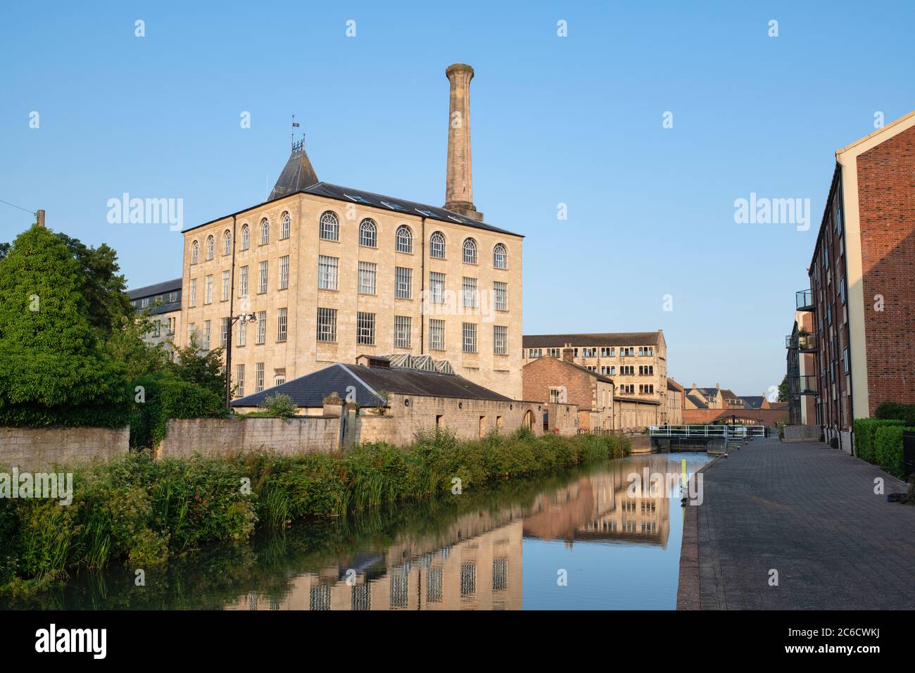 Conseil du district de Stroud Ebley Mill se reflétant dans le canal de ...