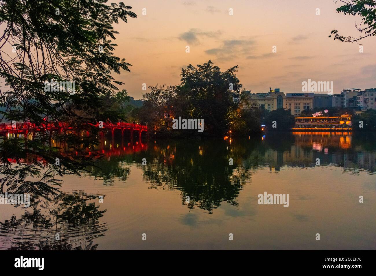 HANOÏ, VIETNAM, 4 JANVIER 2020 : le pont rouge du lac Hoan Kiem, ou lac ...
