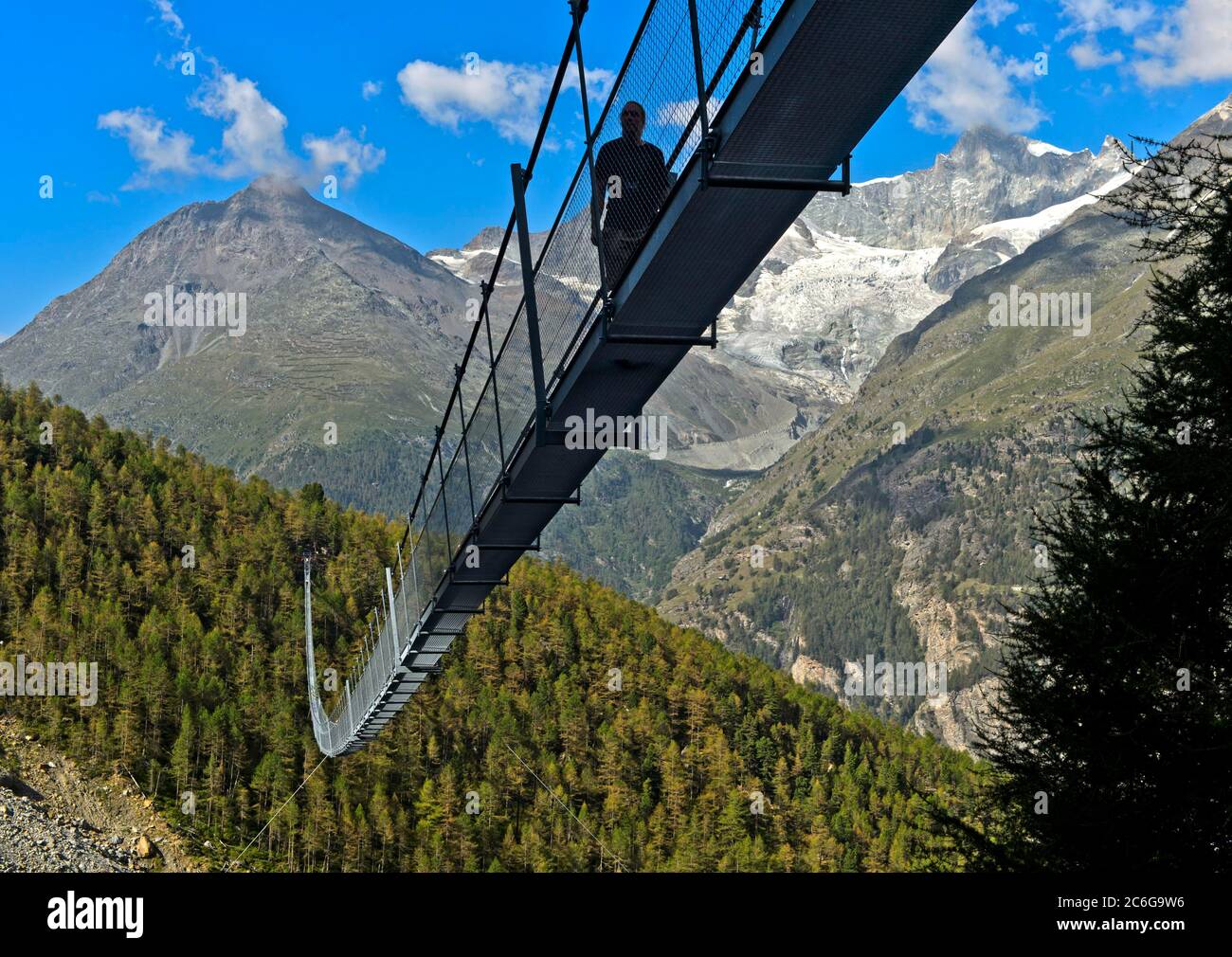 Randonneurs traversant le pont suspendu de charles kuonen Banque de ...