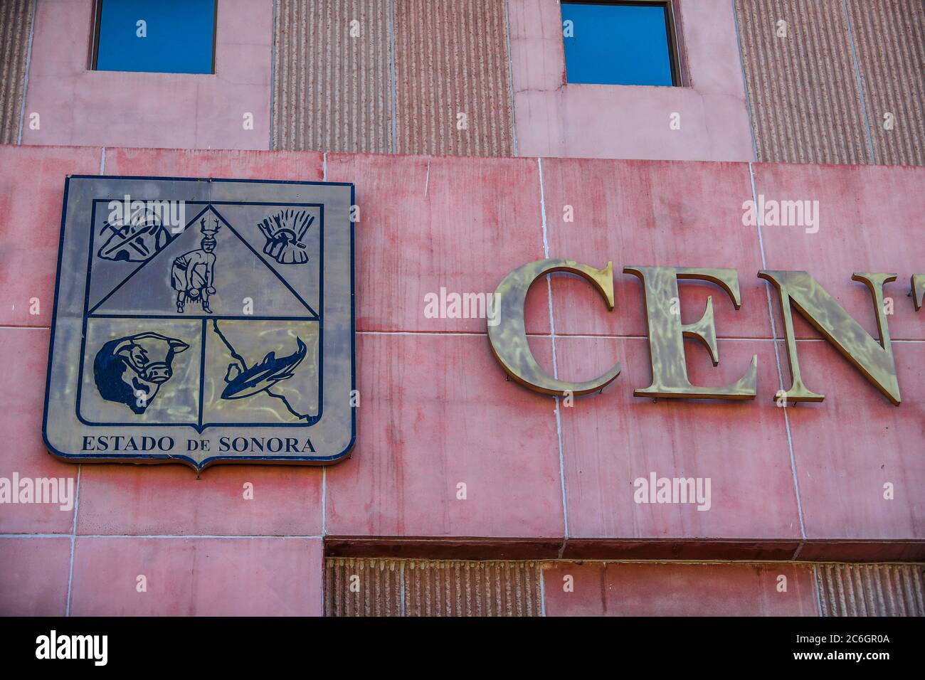 Le logo Sonora sur les armoiries du mur du bâtiment du Centre ...