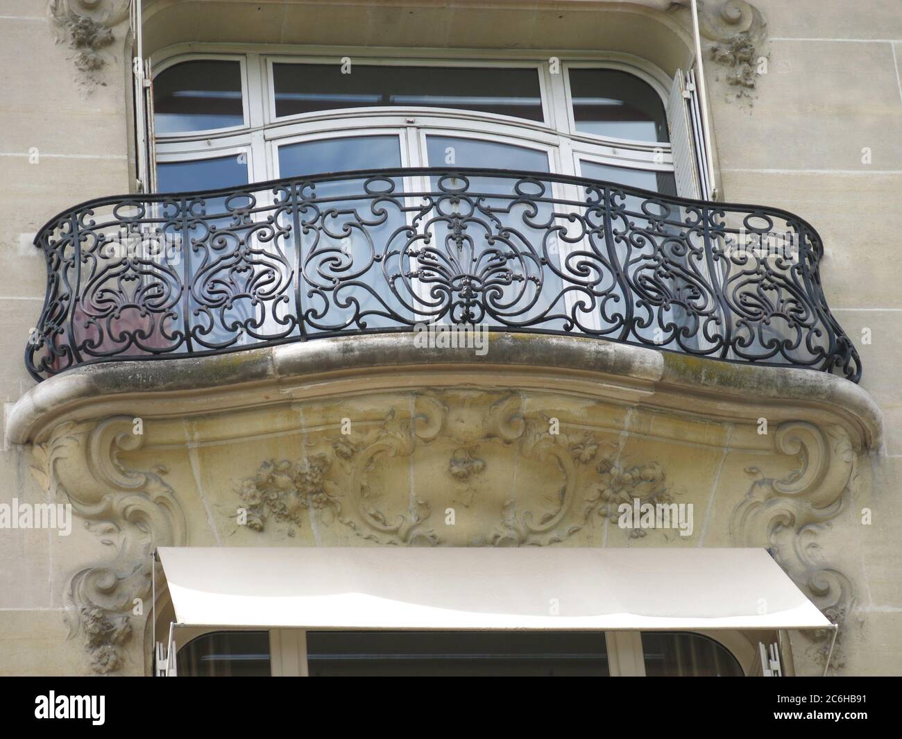 Wrought iron balcony frame Banque de photographies et d’images à haute ...