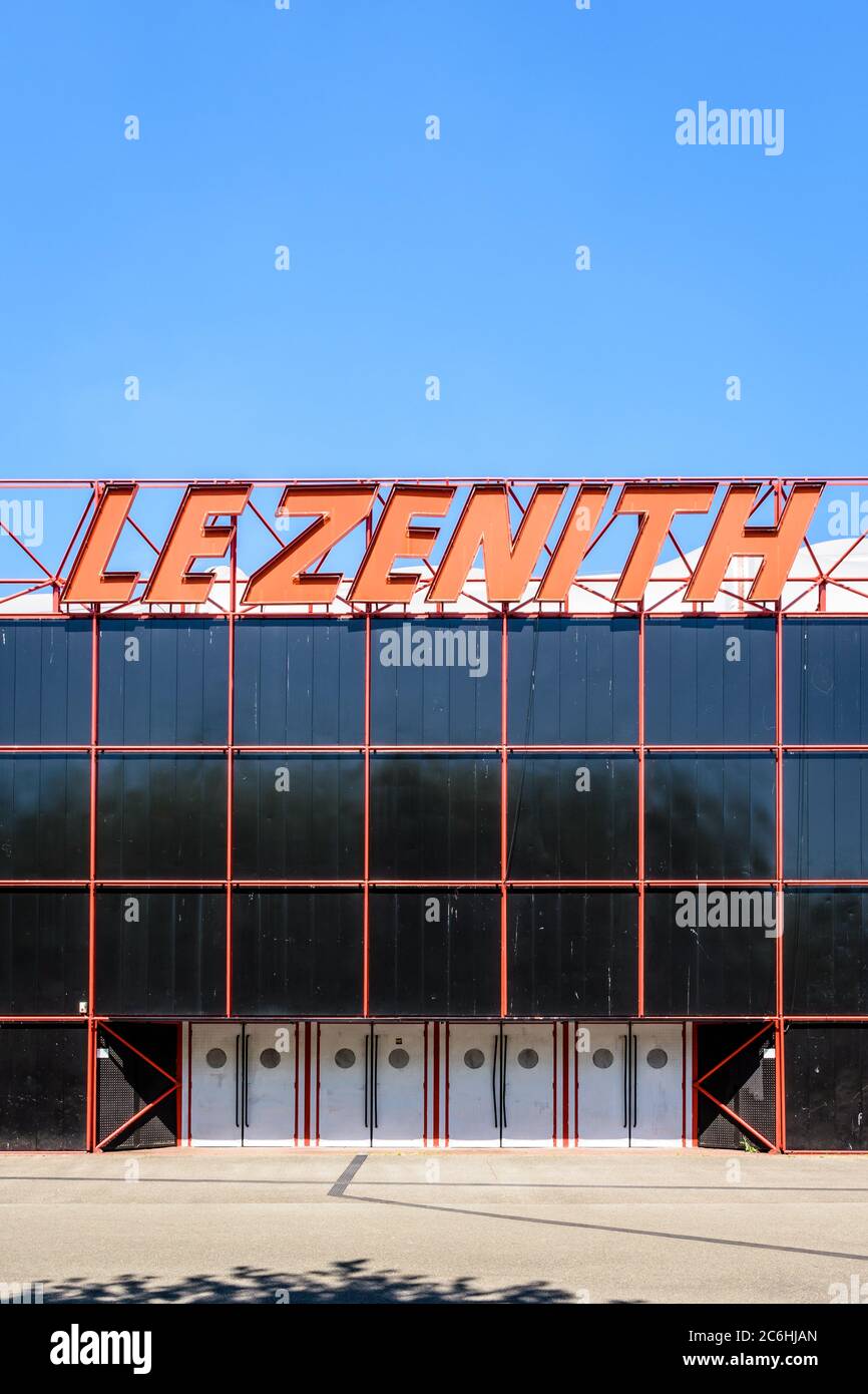 Vue de face de la façade et entrée des spectateurs de la salle de ...