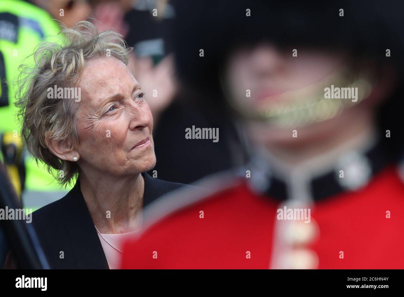 La fille de Dame Vera Lynn, Virginia Lewis-Jones, suit son cortège ...