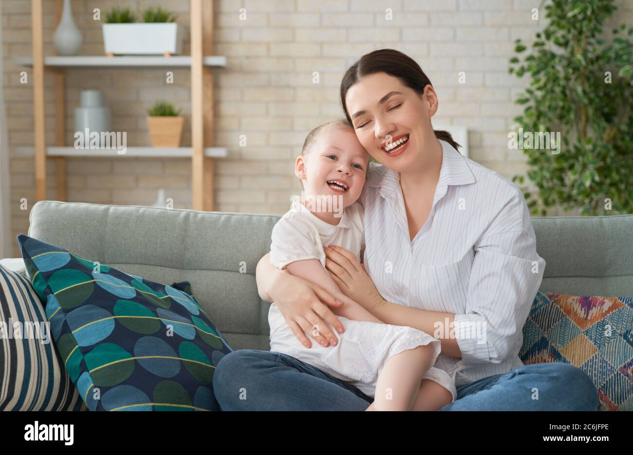 Bonne fête des mères ! Maman et sa fille fille fille fille jouent, sourient et embrasent ...