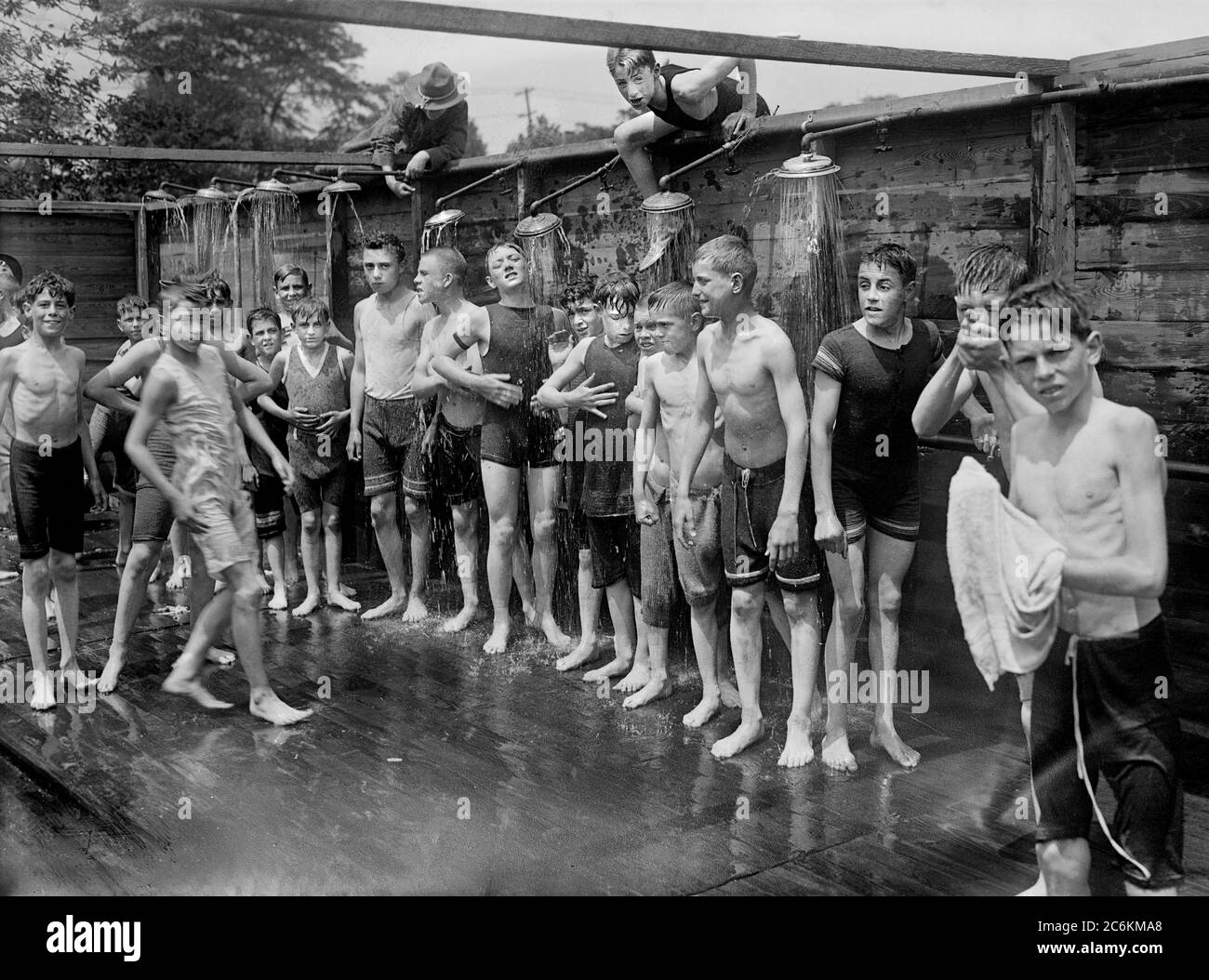 Groupe De Garçons Prenant La Douche Au Camp Dentraînement Militaire D