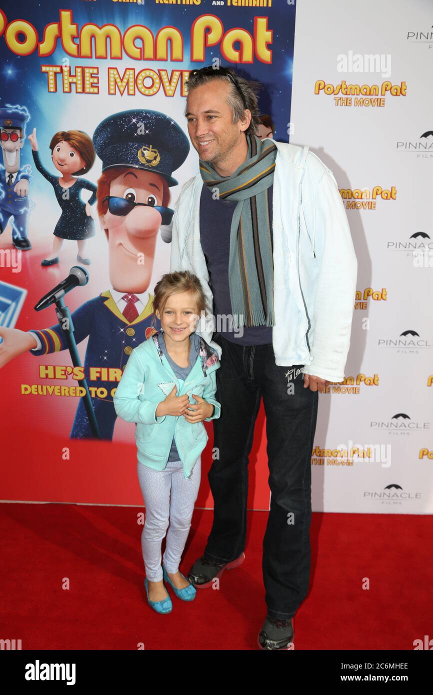 L'acteur australien Ian Stenlake et sa fille Tahlula sur le tapis rouge ...