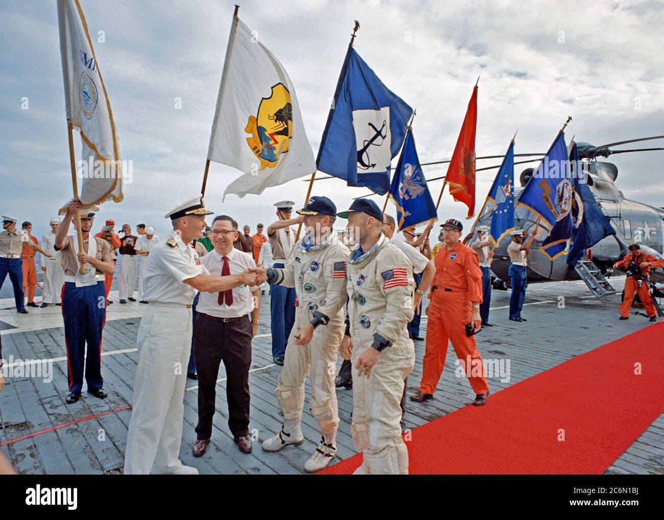 Les astronautes James A. Lovell Jr. (à gauche), pilote de commande, et ...