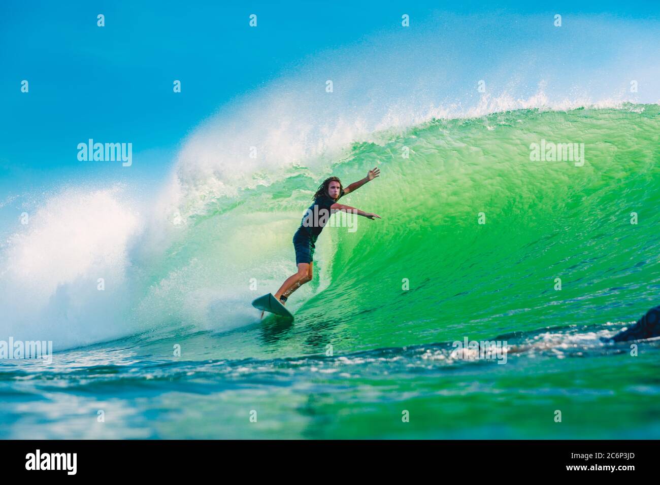 24 avril 2019. Bali, Indonésie. Parcours de surfeur sur la vague du ...