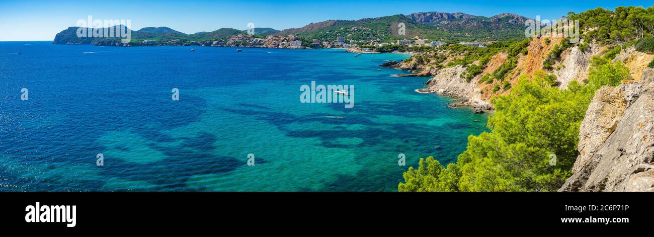 Vue panoramique sur la côte de Peguera, le bord de mer de Majorque ...