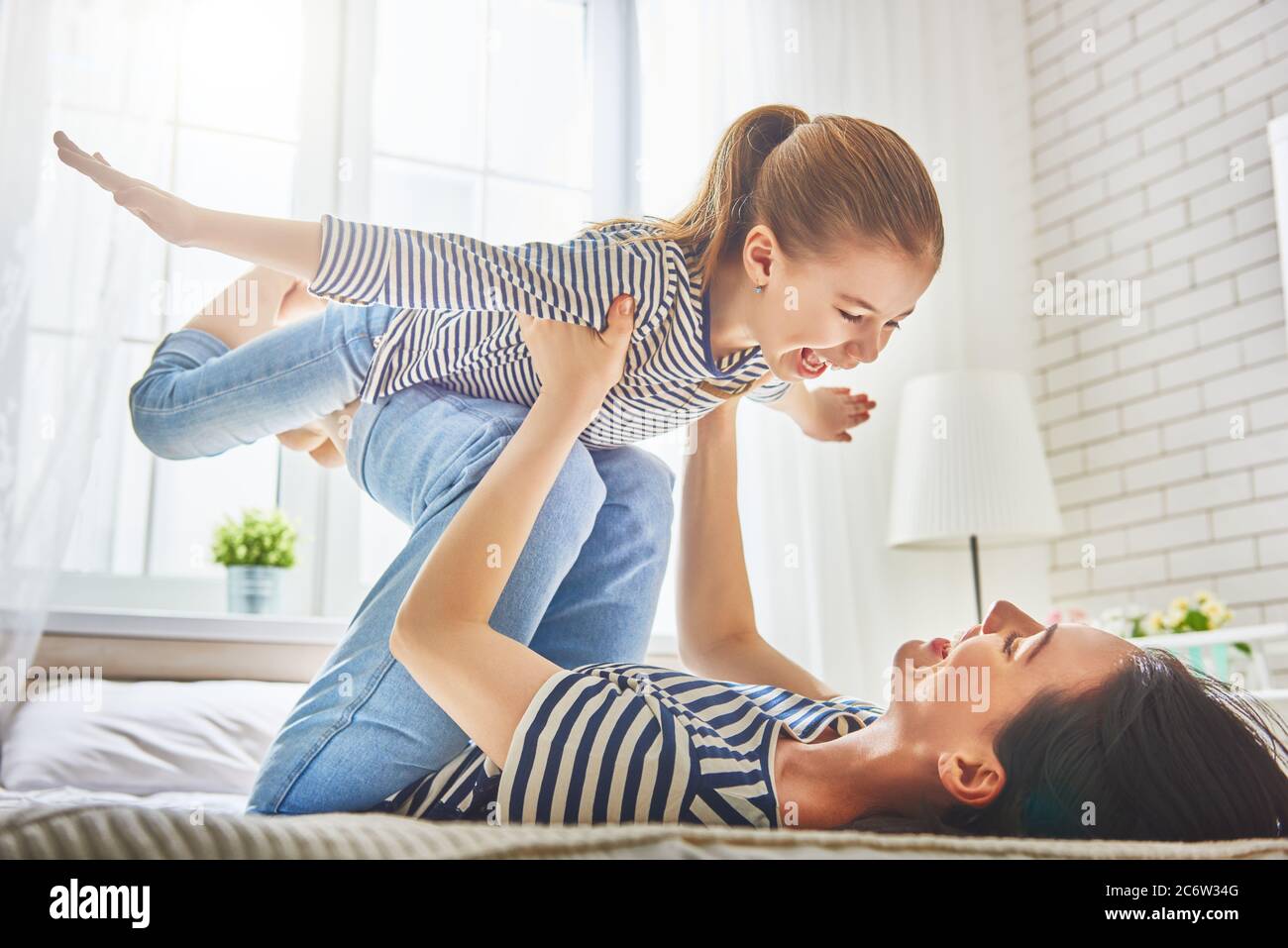 Bonne fête des mères ! Maman et sa fille fille fille fille jouent, sourient et embrasent ...