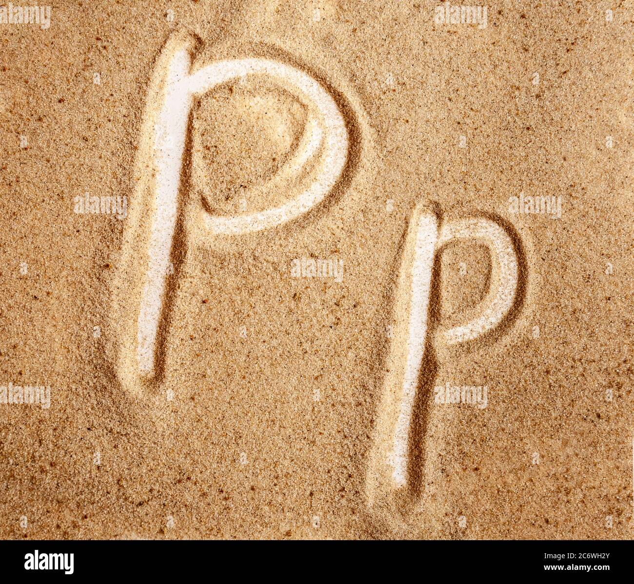 Lettre P. Anglais manuscrit Alphabet dans le sable Photo Stock - Alamy