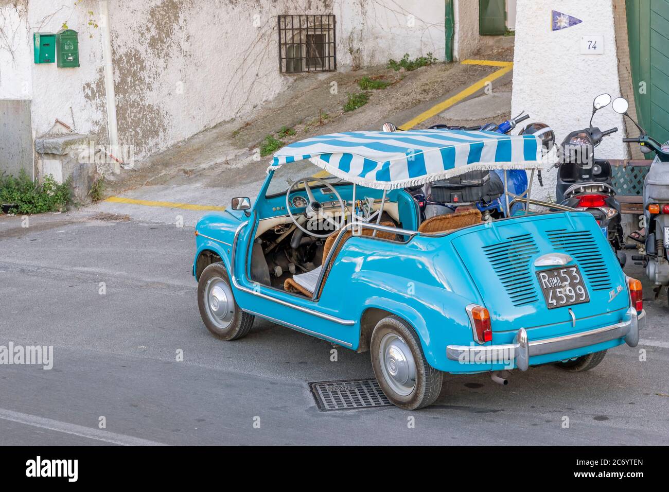 Fiat bleu 600 Banque de photographies et d’images à haute résolution ...