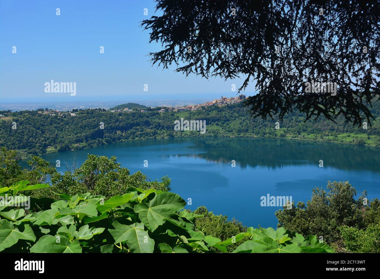Nemi lake Banque de photographies et d’images à haute résolution - Alamy