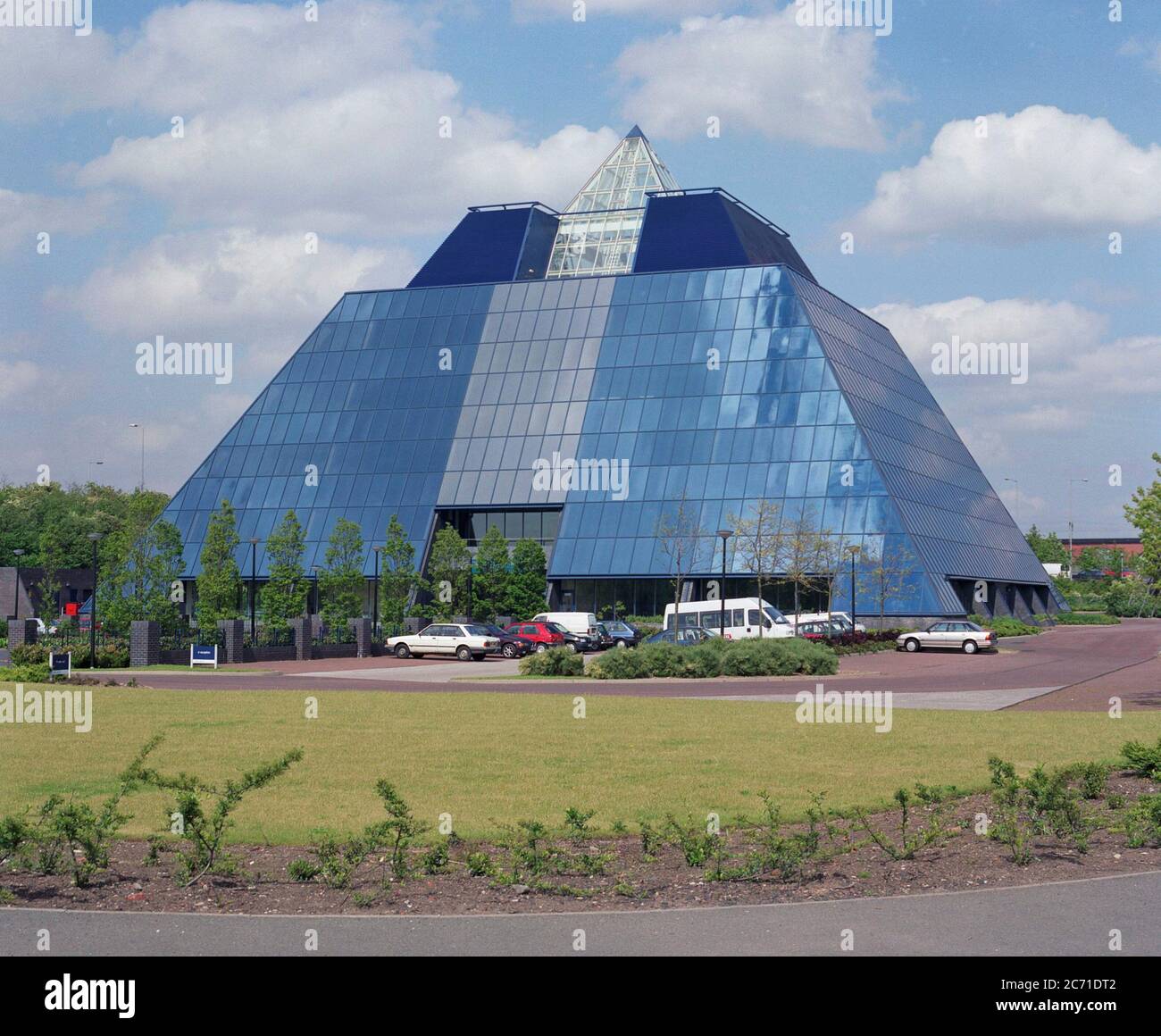 Le tout nouveau bâtiment de bureaux en forme de pyramide de la vallée ...