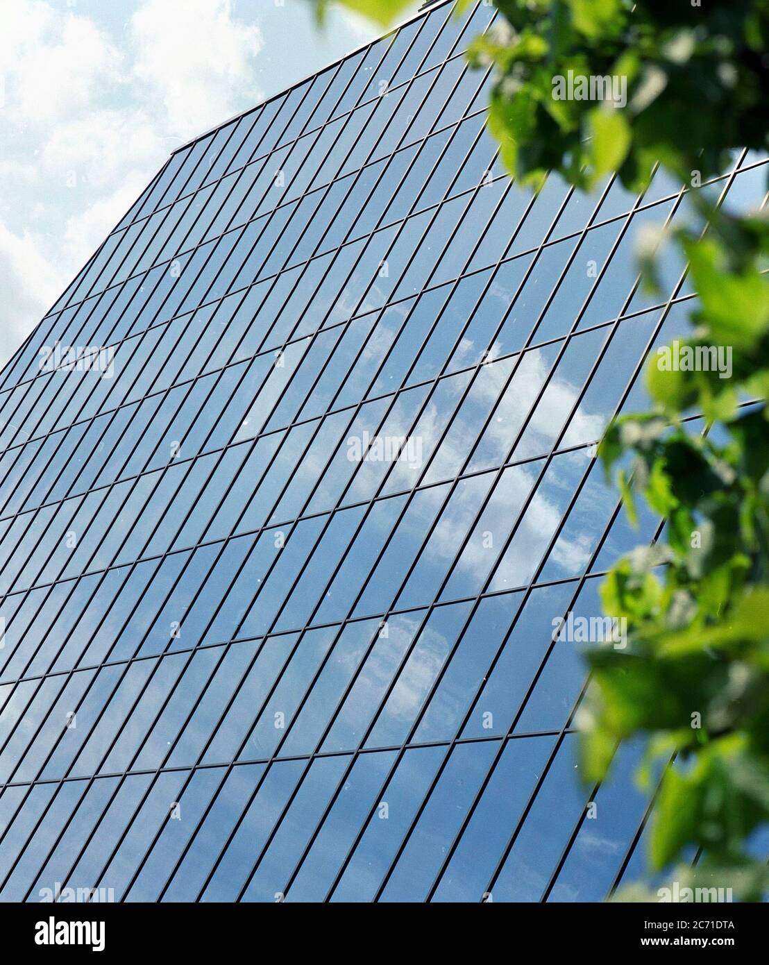 Le tout nouveau bâtiment de bureaux en forme de pyramide de la vallée ...