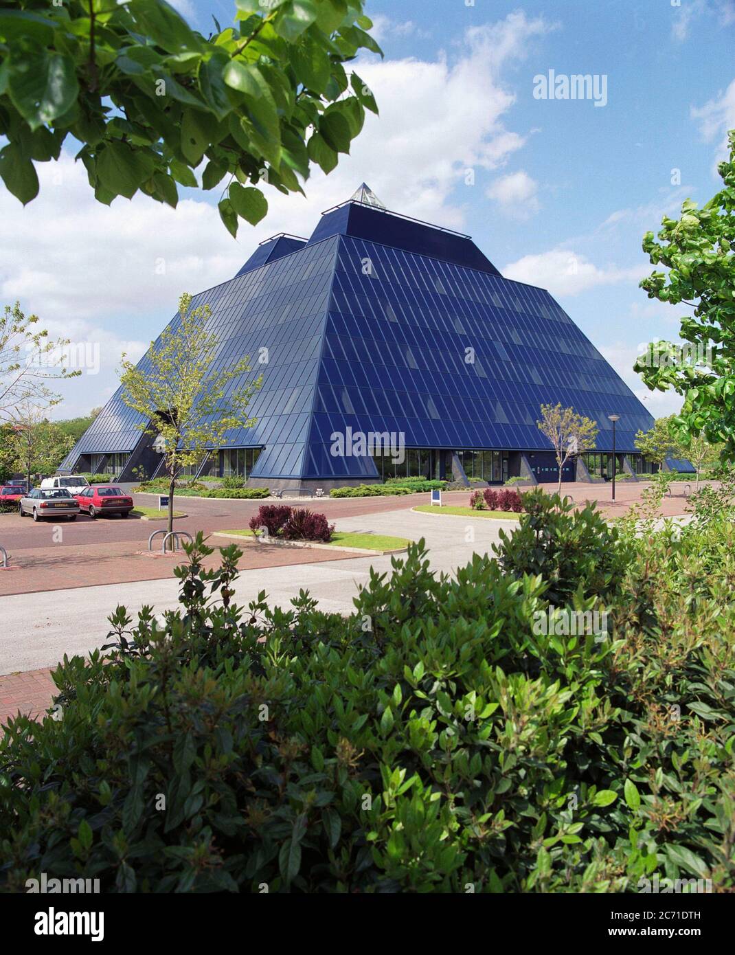 Le tout nouveau bâtiment de bureaux en forme de pyramide de la vallée ...