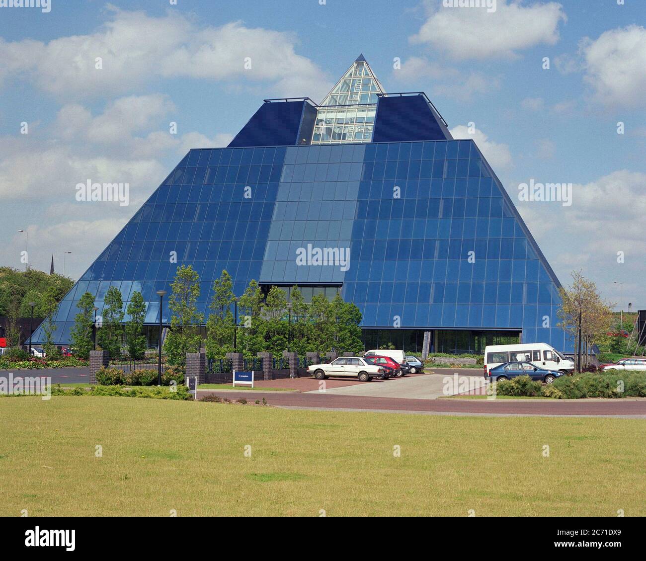 Le tout nouveau bâtiment de bureaux en forme de pyramide de la vallée ...