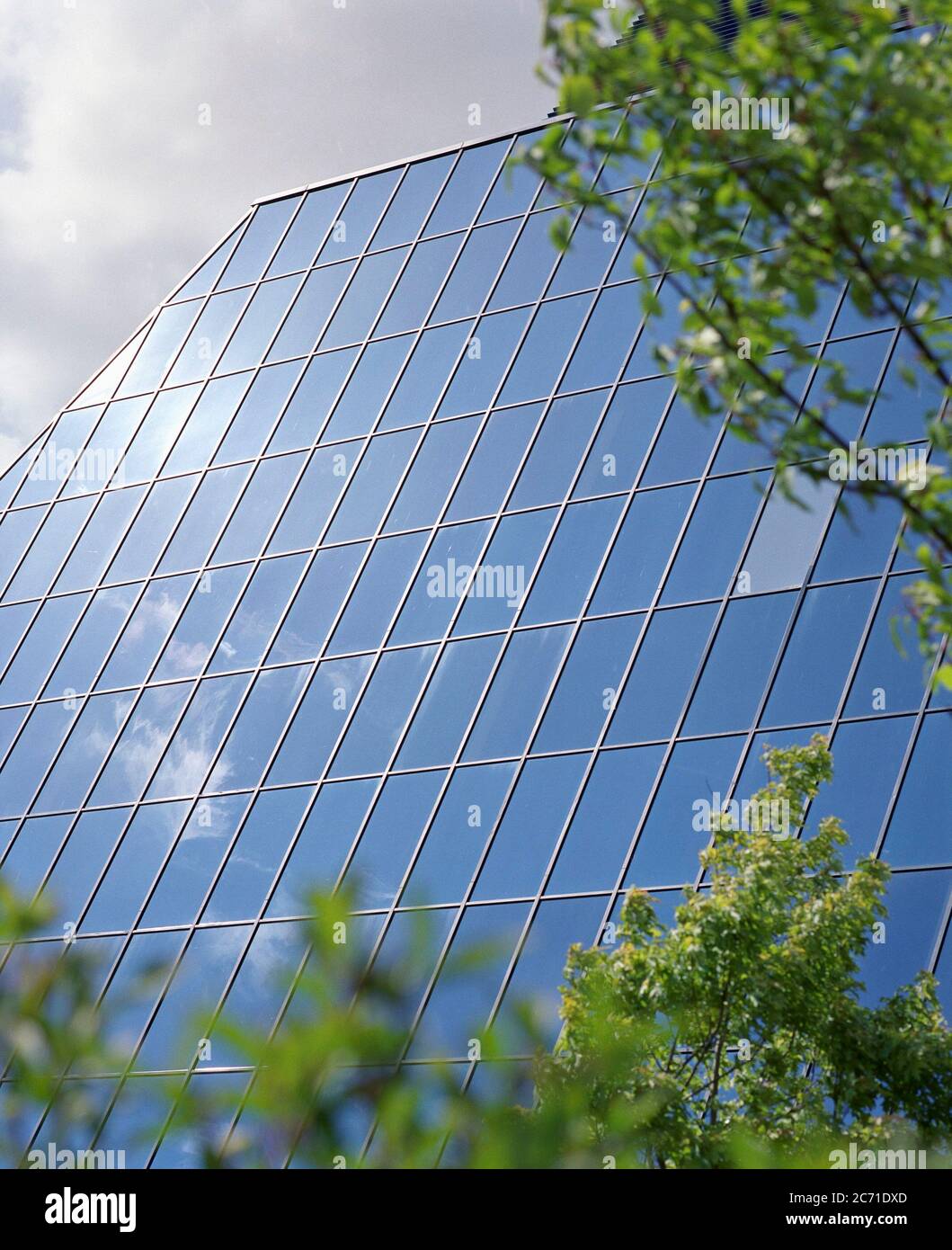 Le tout nouveau bâtiment de bureaux en forme de pyramide de la vallée ...