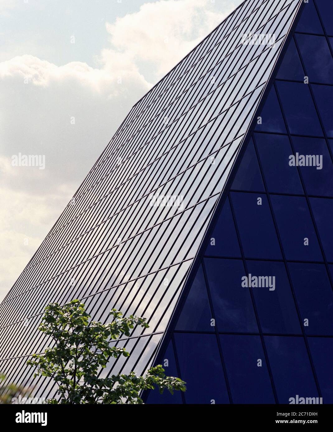 Le tout nouveau bâtiment de bureaux en forme de pyramide de la vallée ...