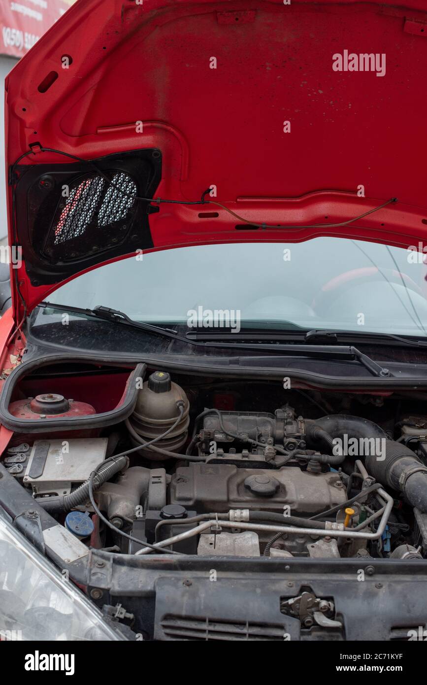 Capot automobile ouvert Banque de photographies et d’images à haute ...