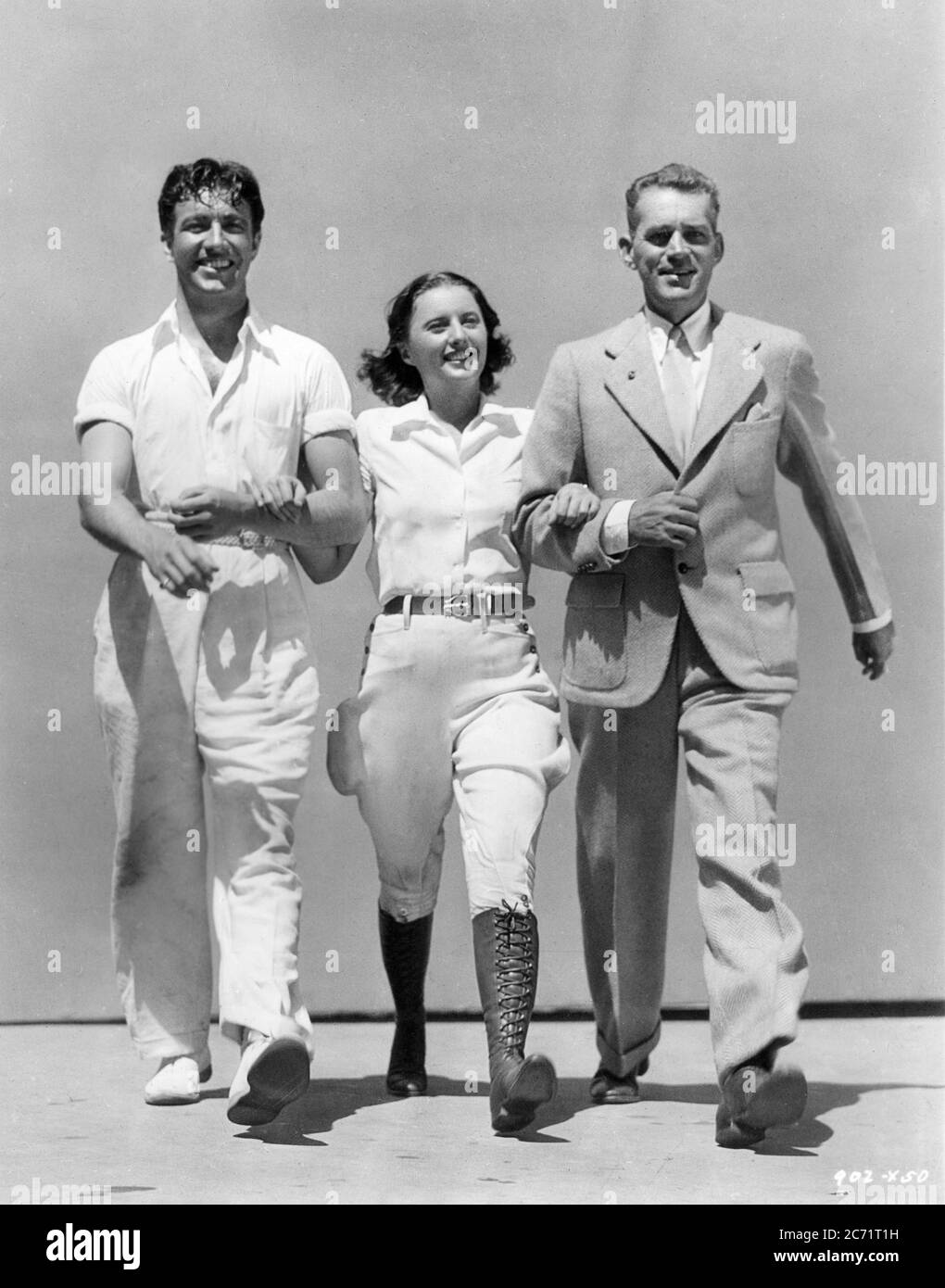 ROBERT TAYLOR BARBARA STANWYCK et directeur W.S. VAN DIKE sur le set ...