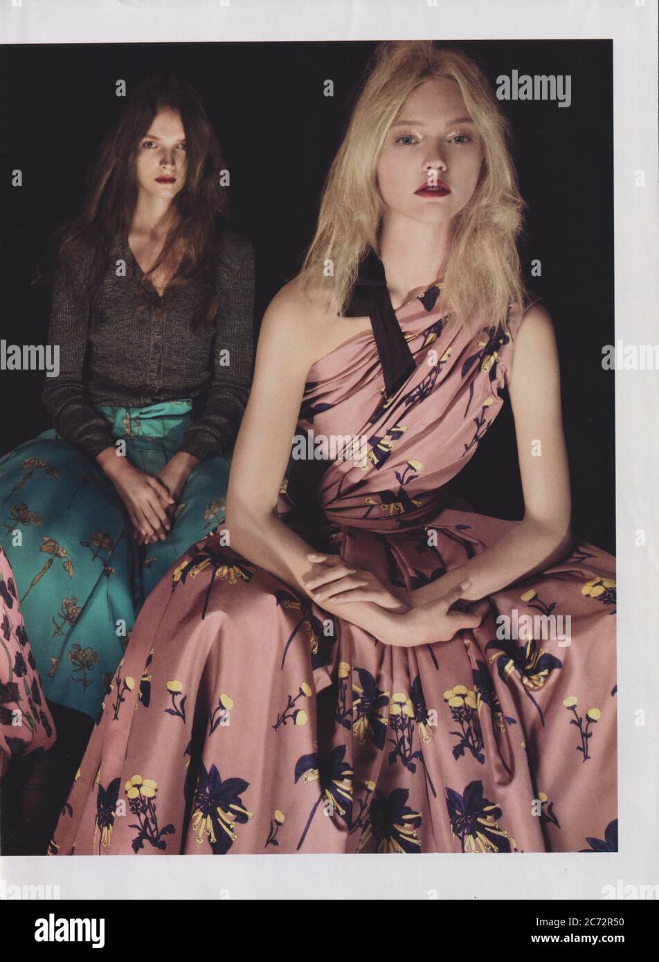 Affiche publicitaire PRADA maison de mode dans le magazine papier de ...